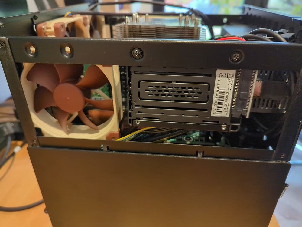 My 1st build, 21 SSDs and a Deep Mini ITX board in a Jonsbo N3 ...